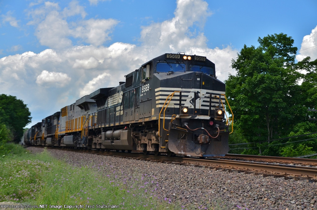 NS 9569 is also eastbound.